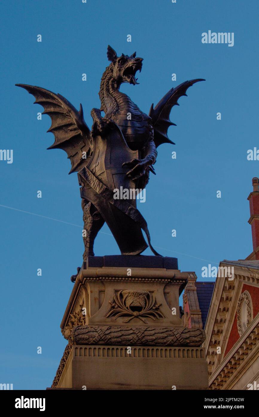 London england dragon sculpture hi-res stock photography and images - Alamy