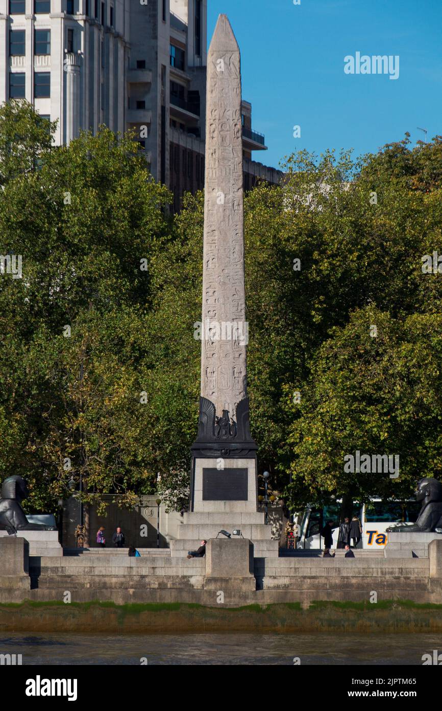 A vertical shot of Cleopatra's Needle monument in London Stock Photo ...