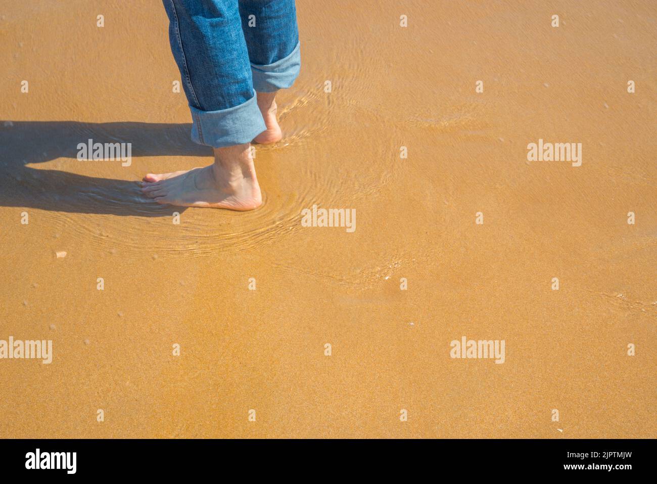Hombre caminando playa hi-res stock photography and images - Alamy