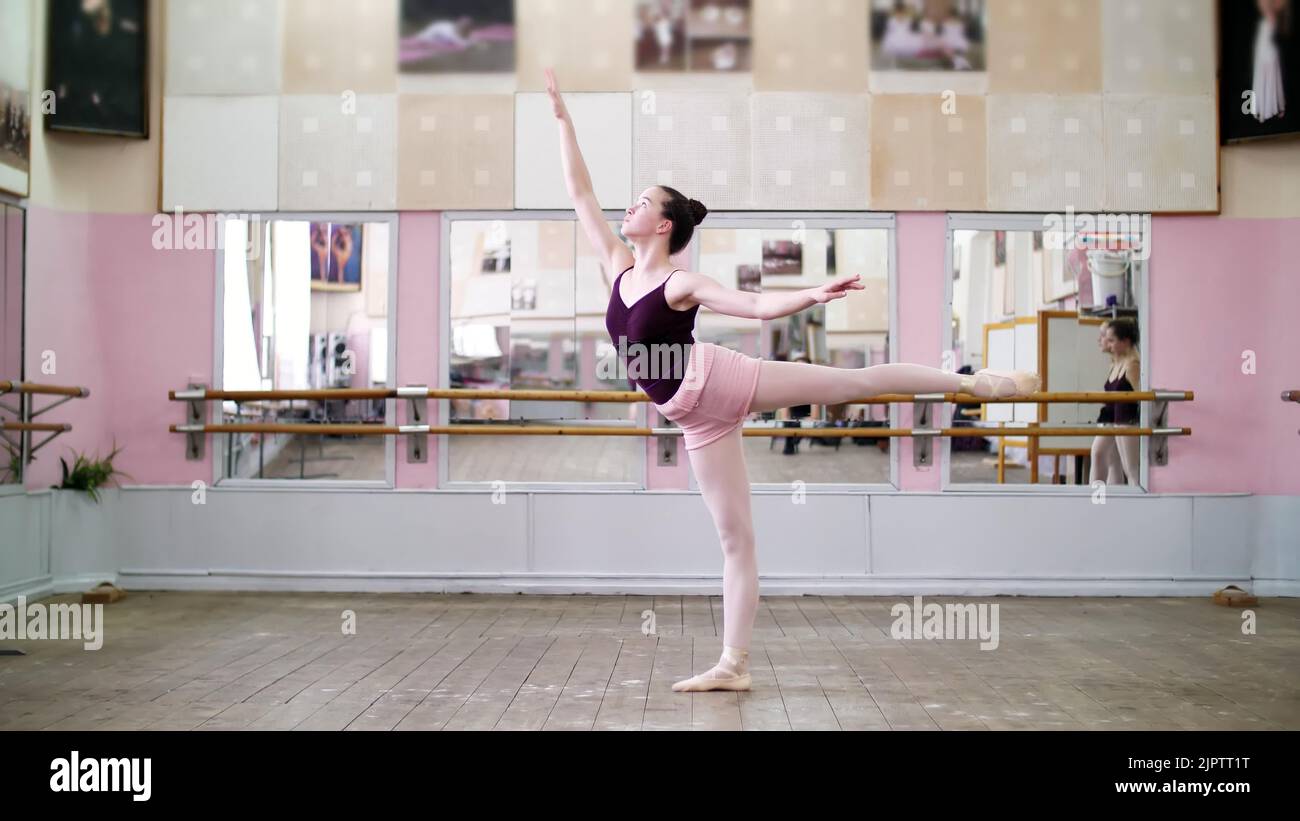 Arabesque ballet hi-res stock photography and images - Alamy
