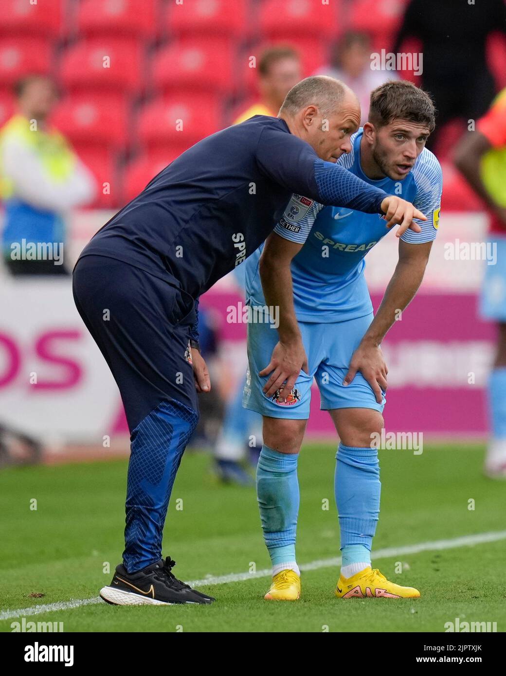 Alex Neil manager of Sunderland passes instructions to Lynden Gooch ...