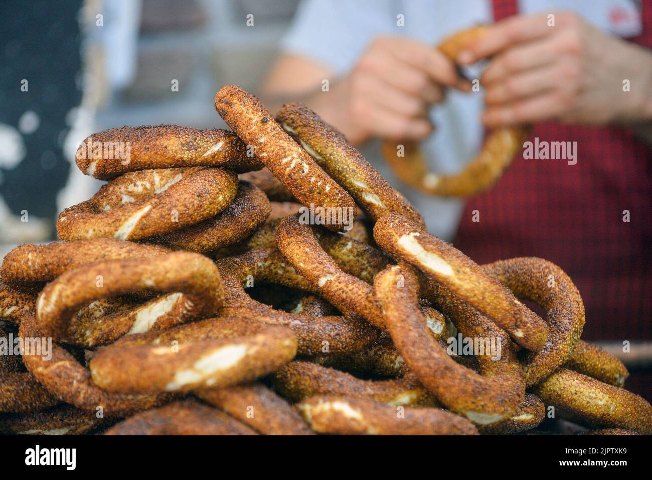 (220820) -- ANKARA, Aug. 20, 2022 (Xinhua) -- Simits are displayed at a ...