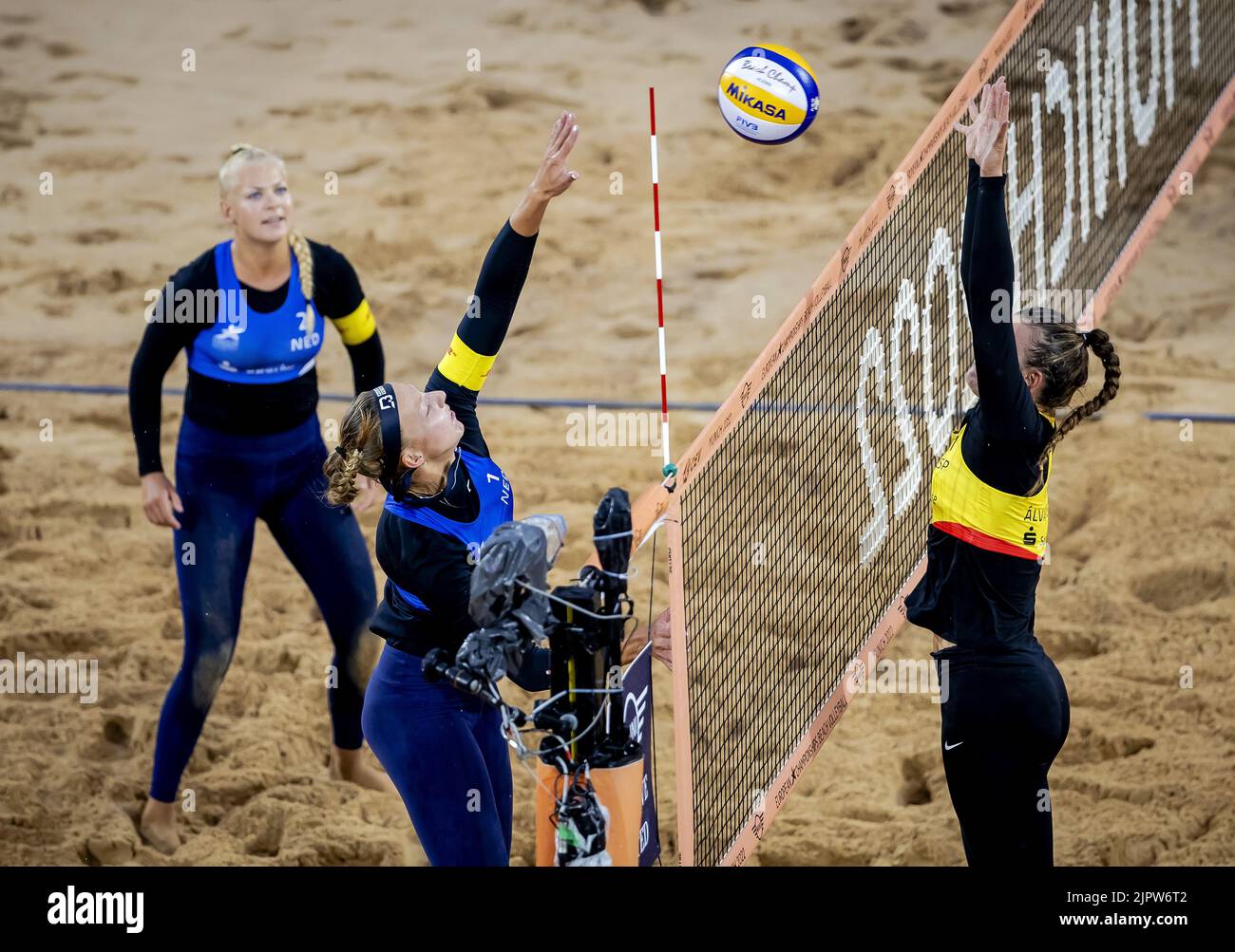 MUNCHEN - Raisa Schoon (l) and Katja Stam during the bronze medal match ...