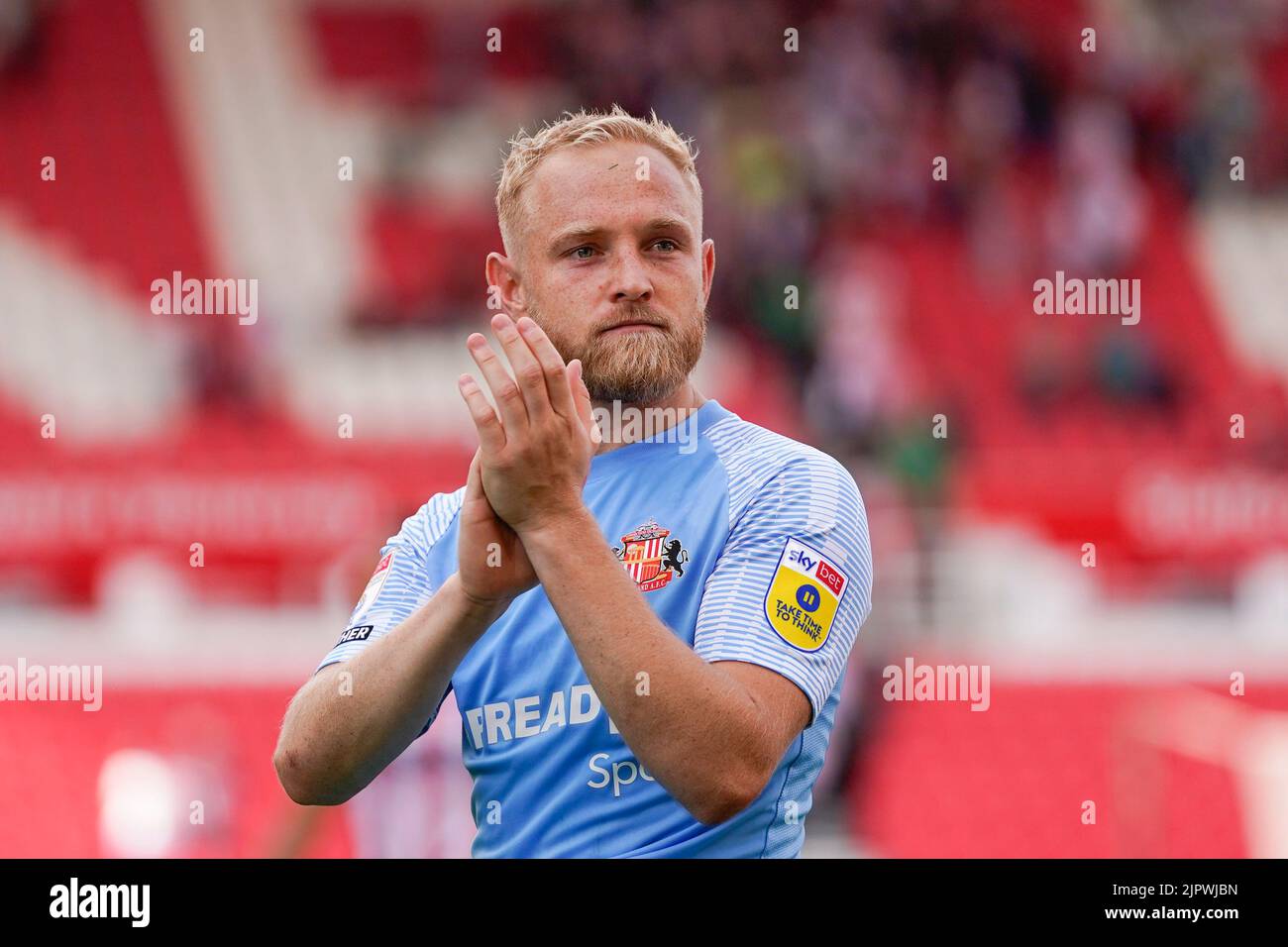 Alex Pritchard #21 of Sunderland salutes the fans after the match Stock ...