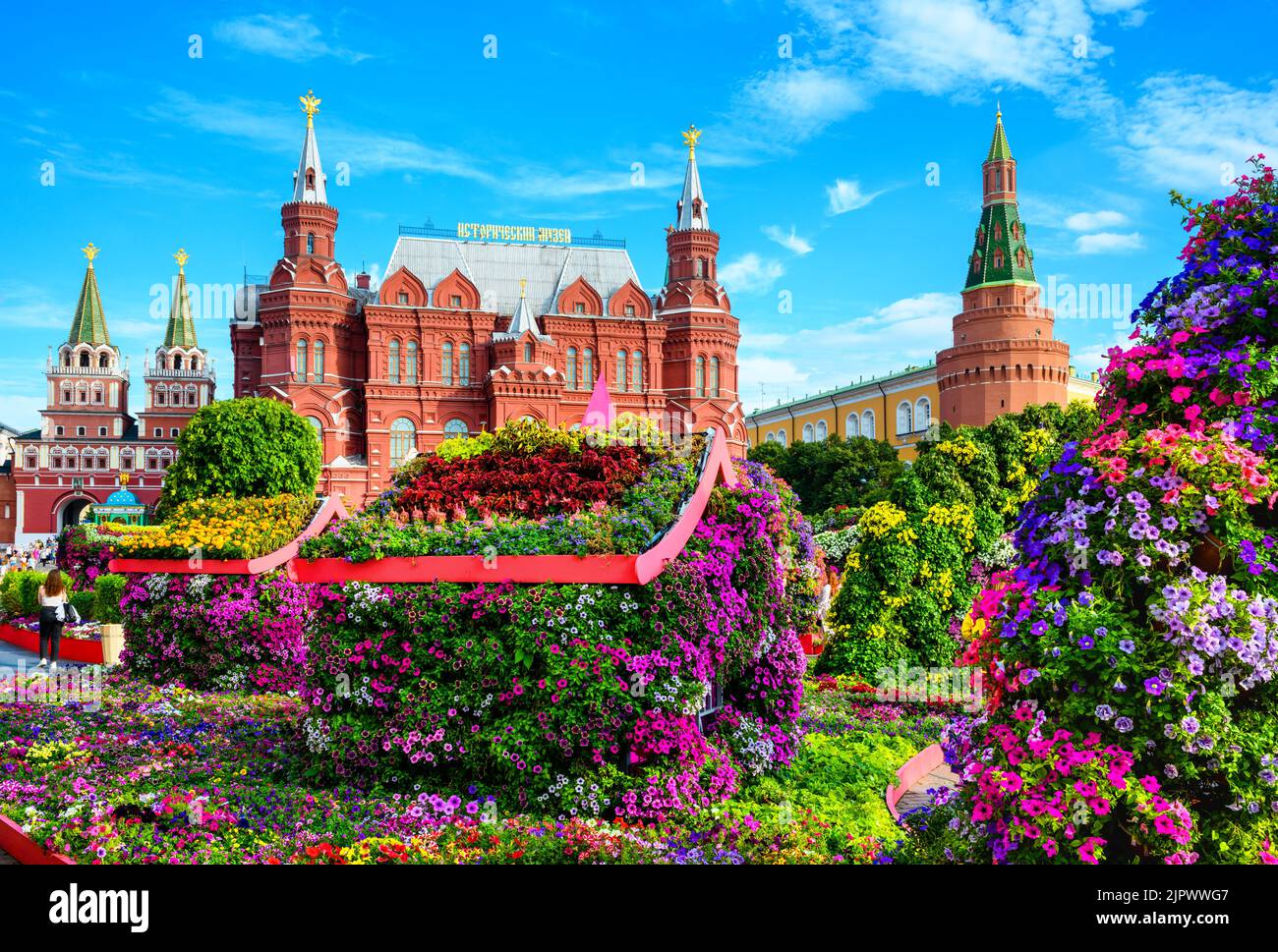 Flowers in Moscow, Russia. Scenic view of Historical Museum (it's ...