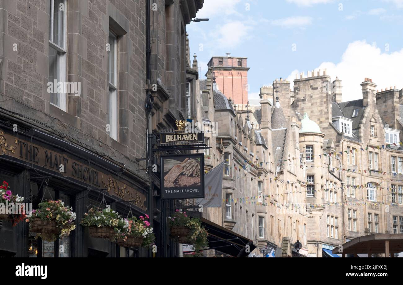 Victoria street during the Edinburgh festival Stock Photo - Alamy