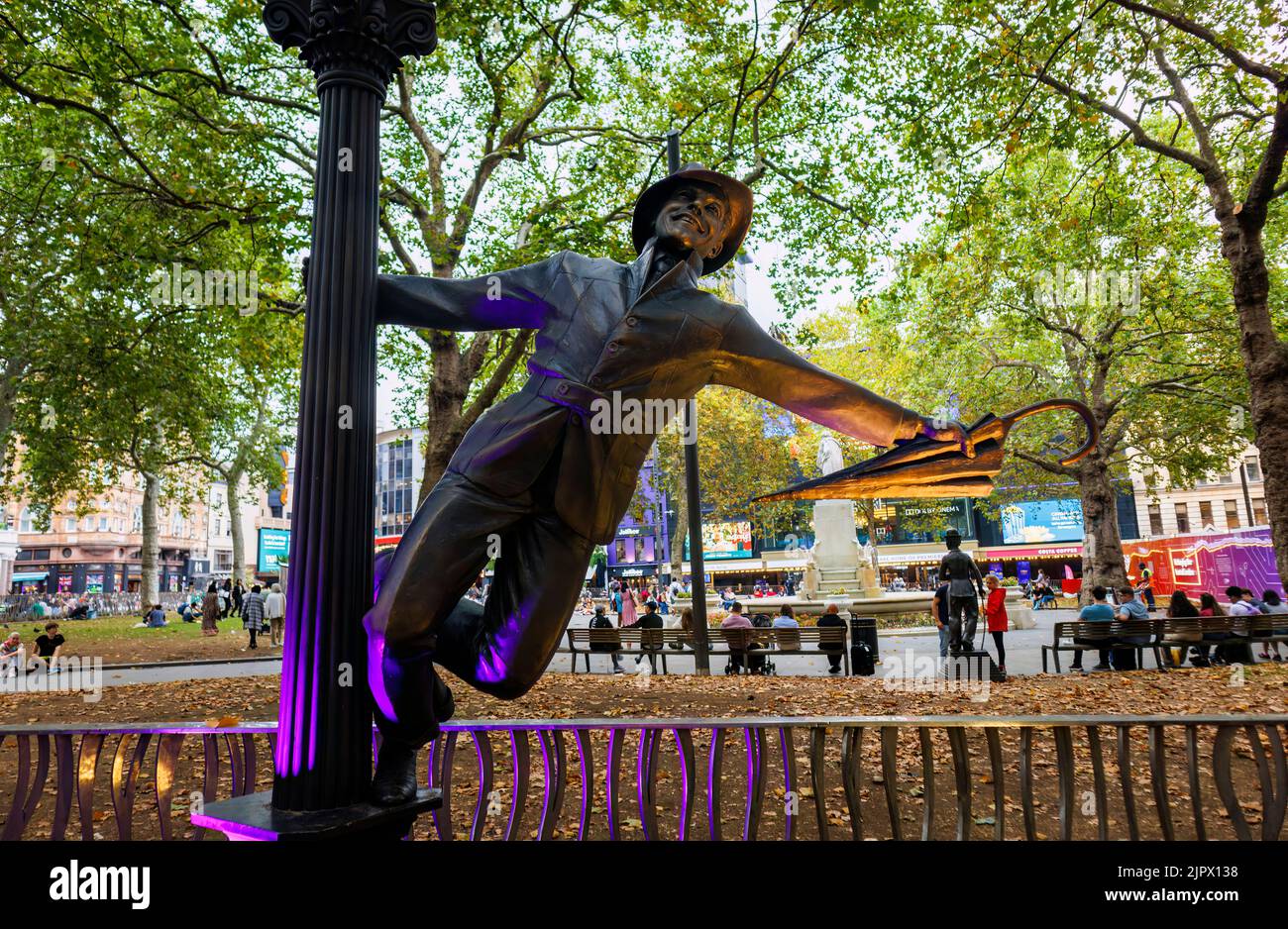 Statue of Gene Kelly from Singing in the Rain in Leicester Square in ...