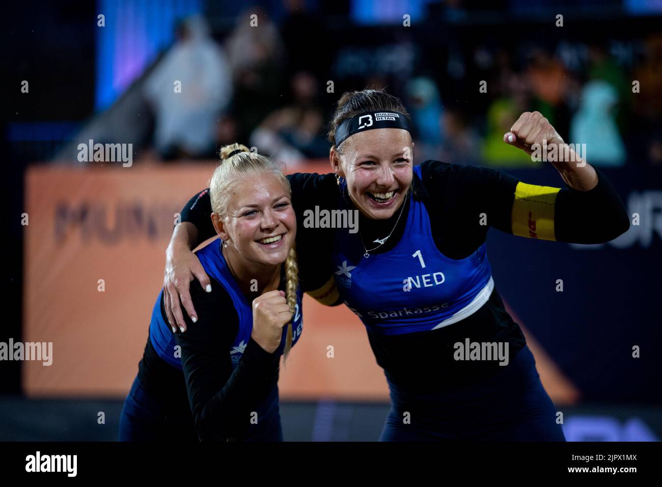 Munich, Germany. 20th Aug, 2022. Raisa Schoon (2 Netherlands) and Katja ...