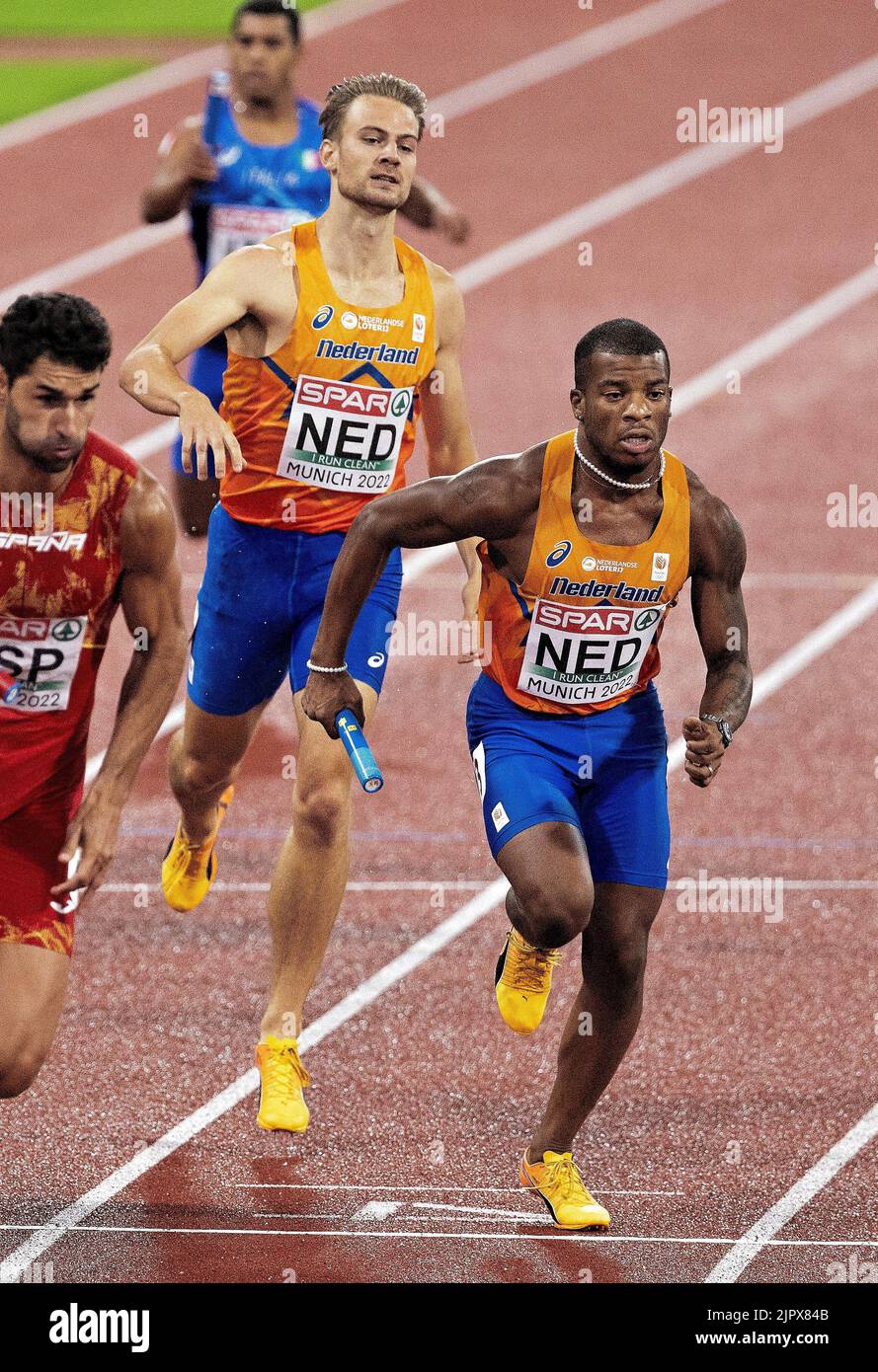 MUNICH - Ramsey Angelas (r) and Jochem Dobber in action during the ...