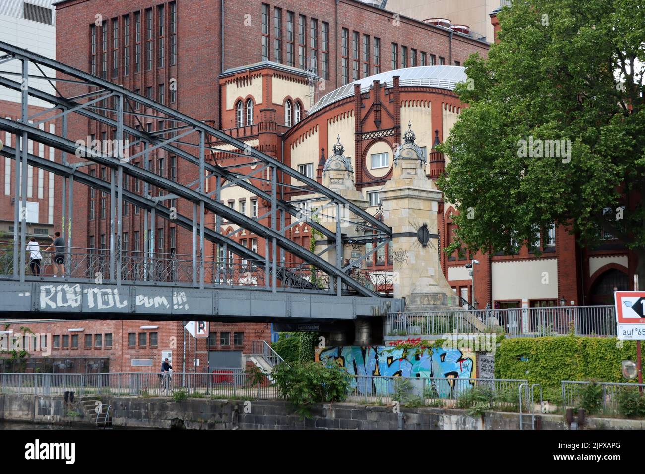 historische Schaufassade im Stil der märkischen Backsteingotik des mit ...