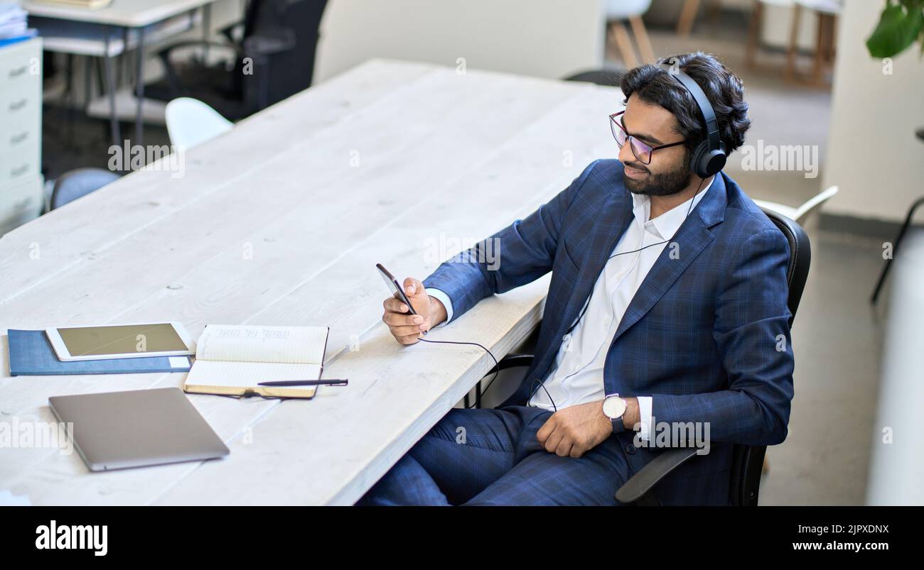Indian worker with phone hi-res stock photography and images - Alamy