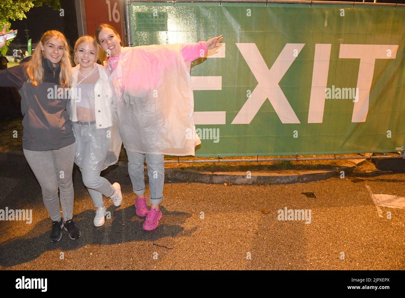 Munich, Germany. 20th Aug, 2022. Visitors Christine, (l-r) Julia and ...