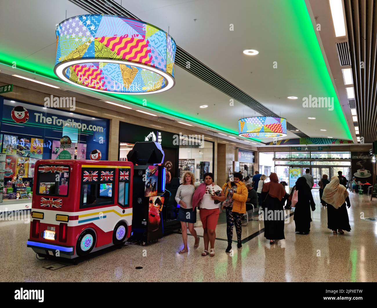 Luton town centre high street hi-res stock photography and images - Alamy