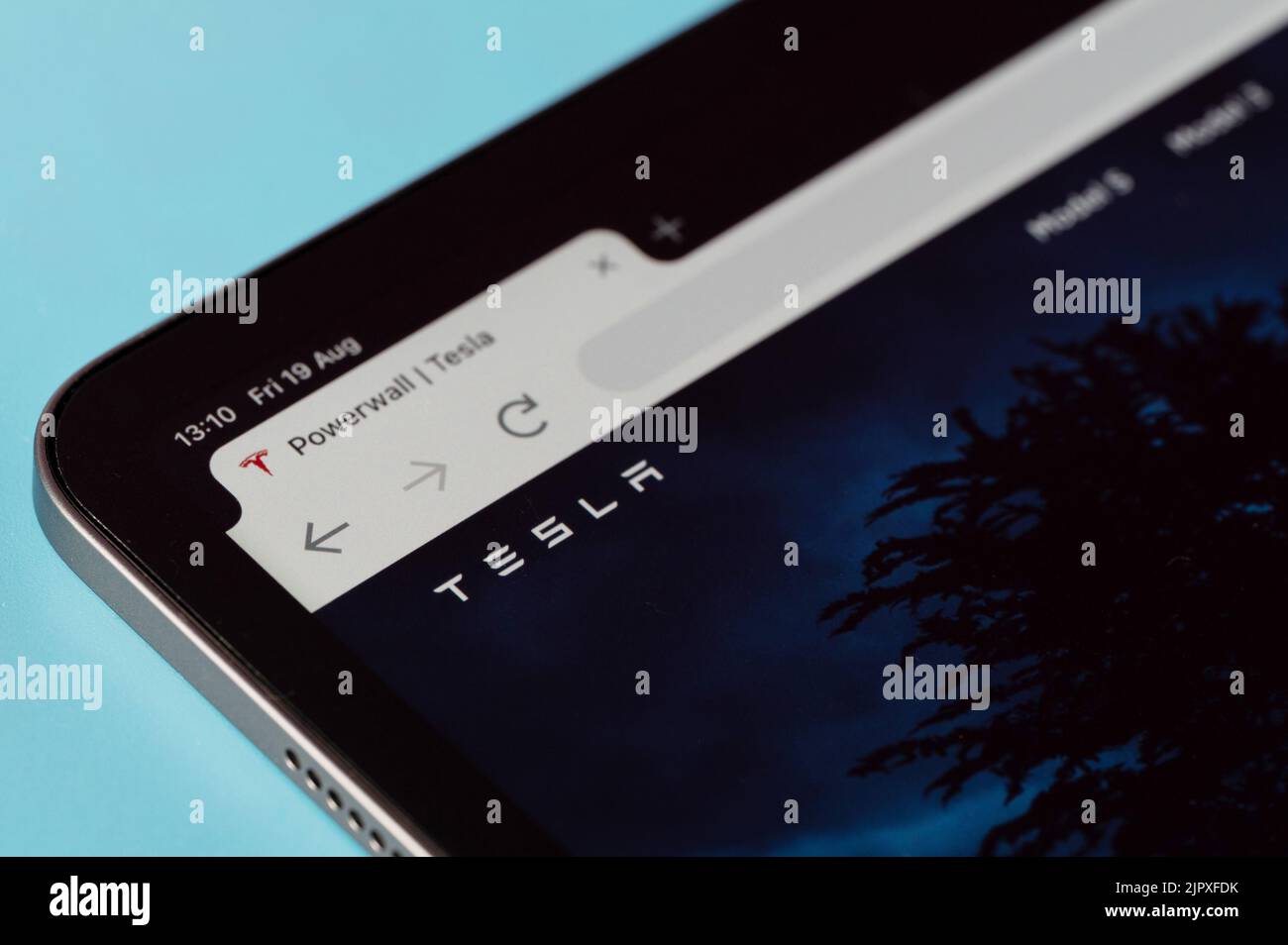 Tesla web browser hi-res stock photography and images - Alamy