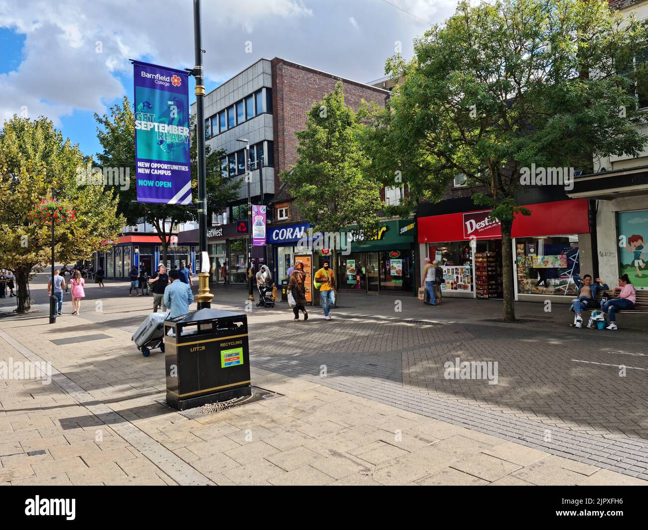 Luton town centre high street hi-res stock photography and images - Alamy
