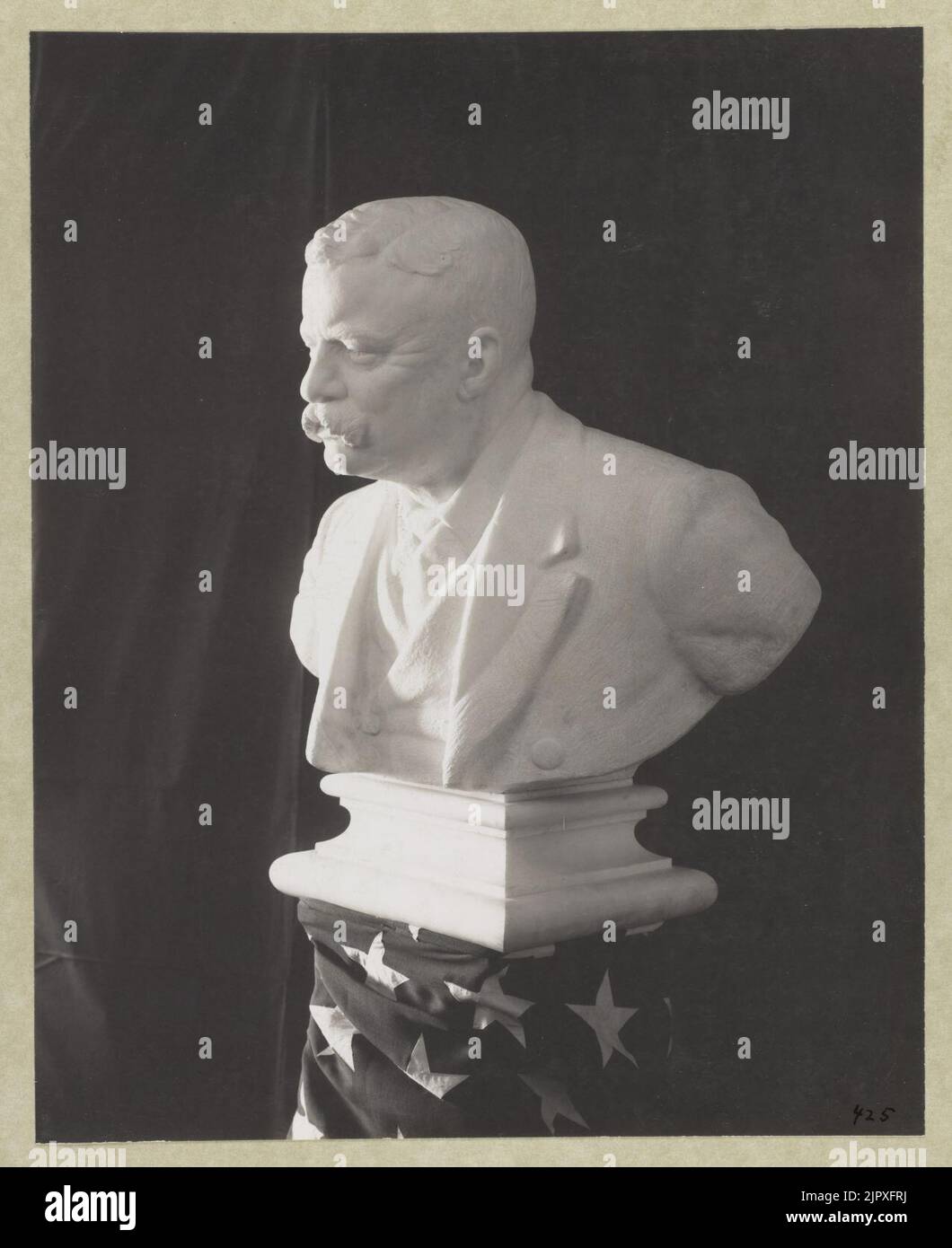 Theodore Roosevelt bust sculpture facing left Stock Photo - Alamy