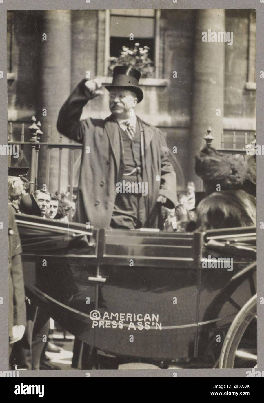 Theodore Roosevelt salutes crowd Stock Photo - Alamy Theodore Roosevelt salutes crowd Stock Photo - Alamy