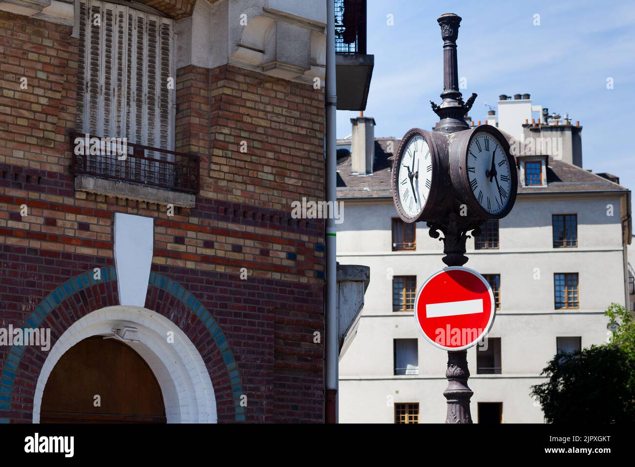 Parisian street clock hi-res stock photography and images - Alamy