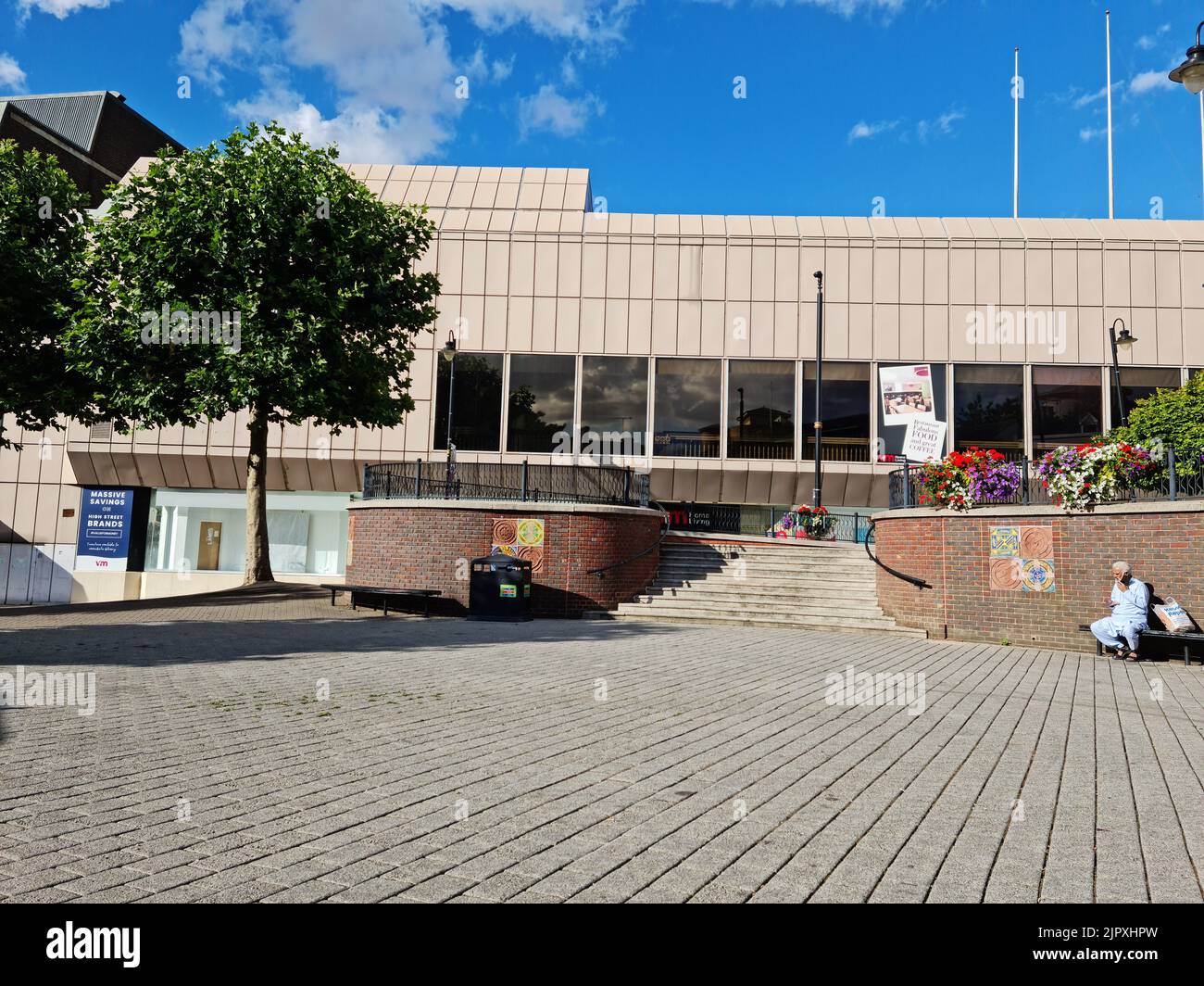 Bedfordshire university campus hi-res stock photography and images - Alamy