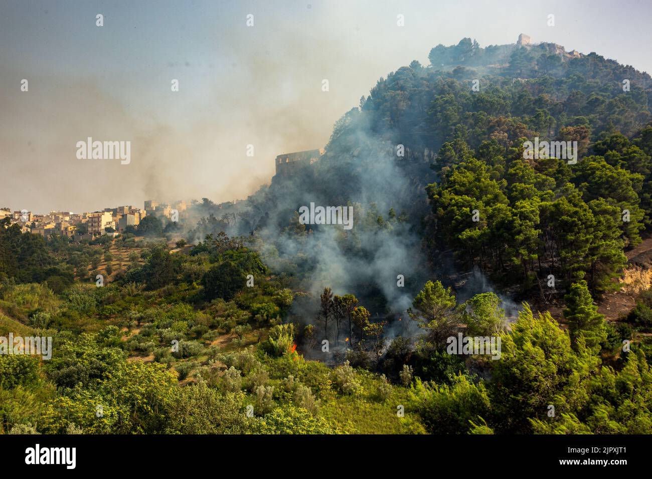 Wildfire evacuation sicily hi-res stock photography and images - Alamy