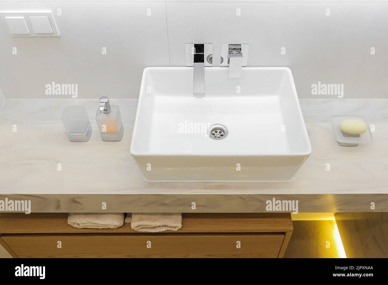 White bathroom sink hi-res stock photography and images - Alamy
