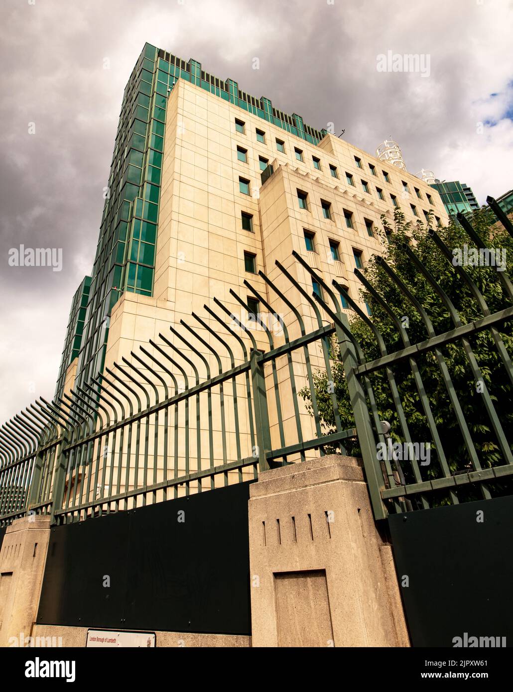 SIS Building (MI6); headquarters of the Secret Intelligence Service ...