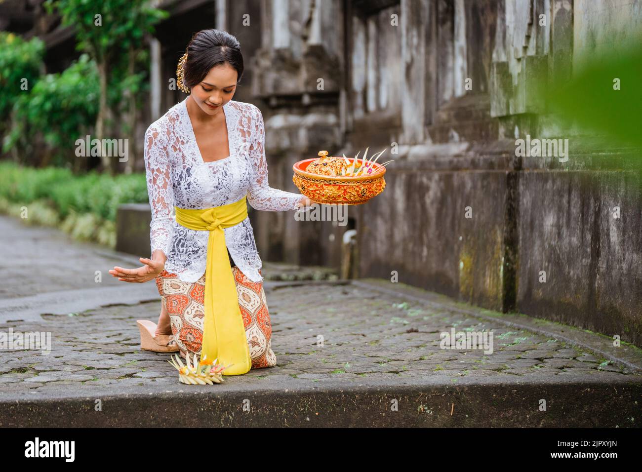 balinese woman in kebaya do prayer and make an offering to go Stock ...