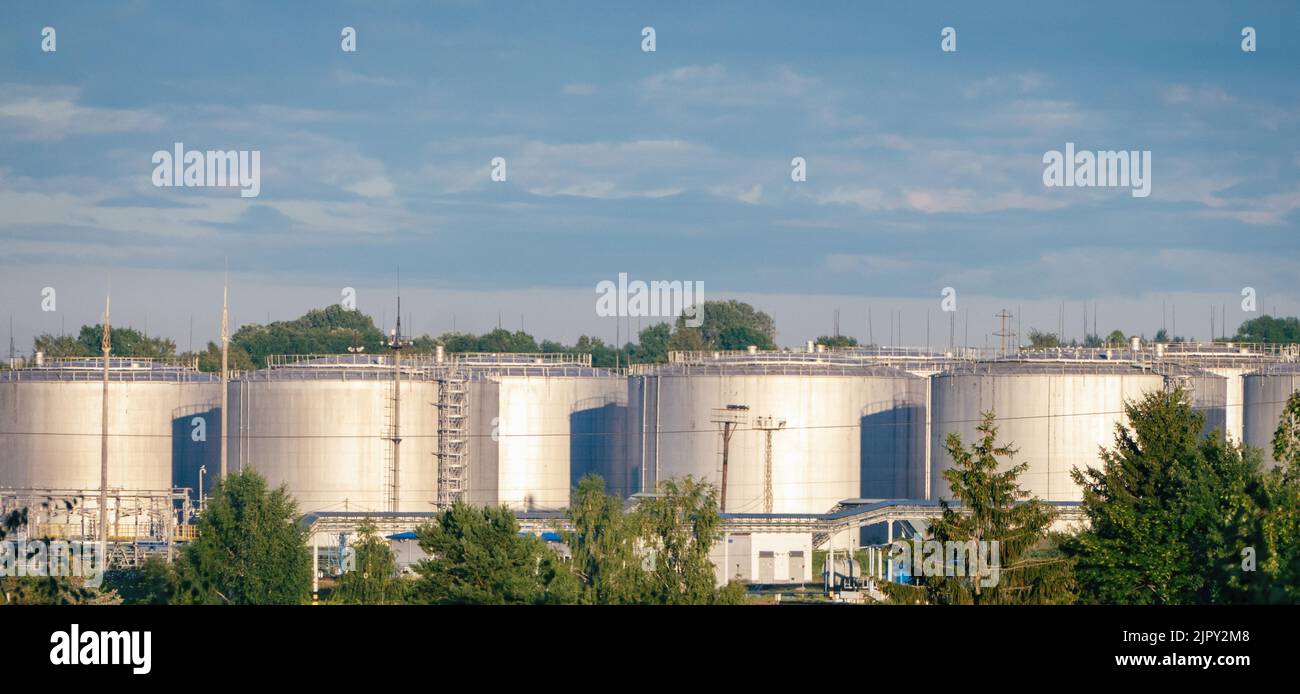 Fossil fuel tank farm hi-res stock photography and images - Alamy