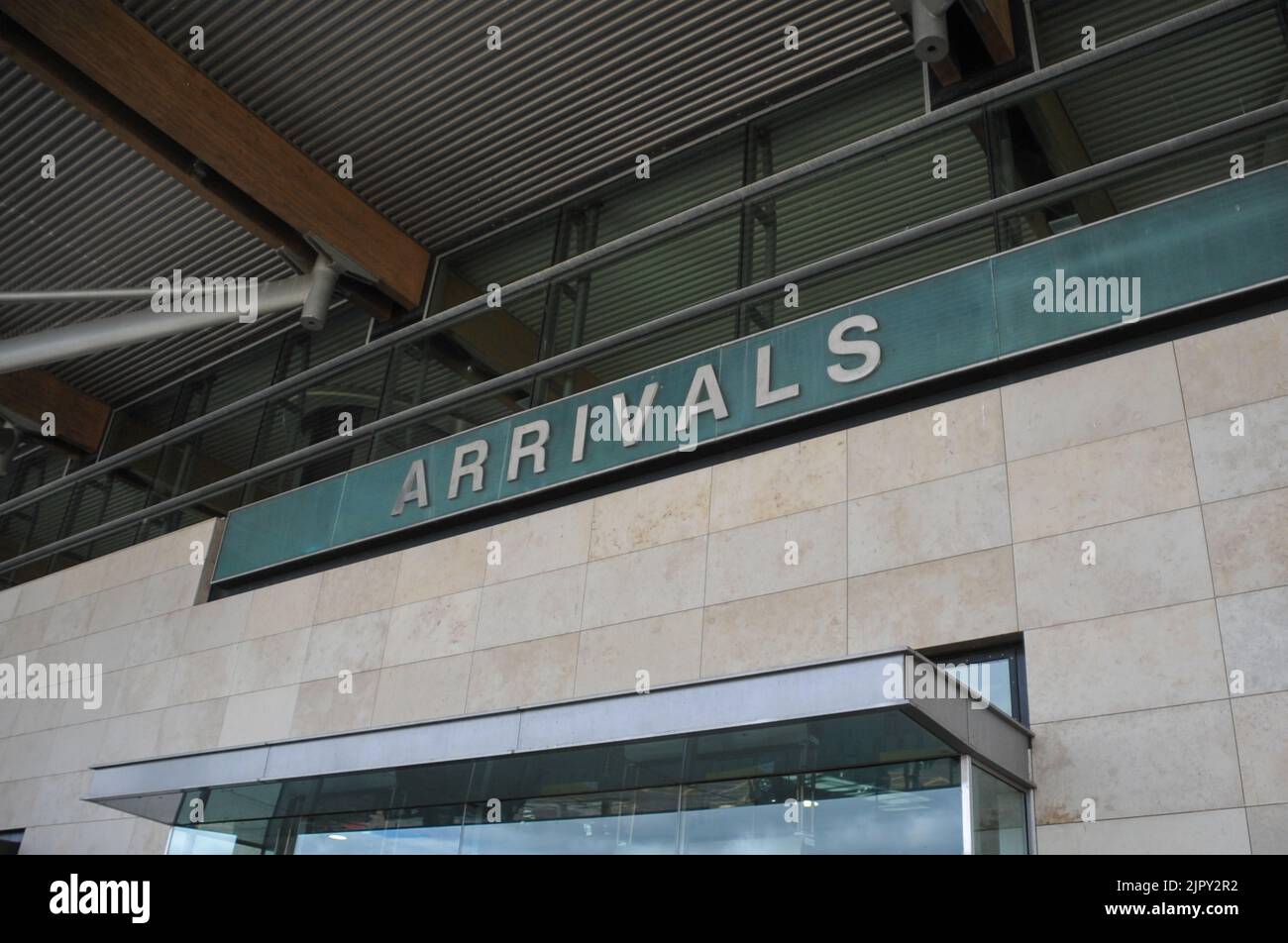 Arrivals sign hi-res stock photography and images - Alamy