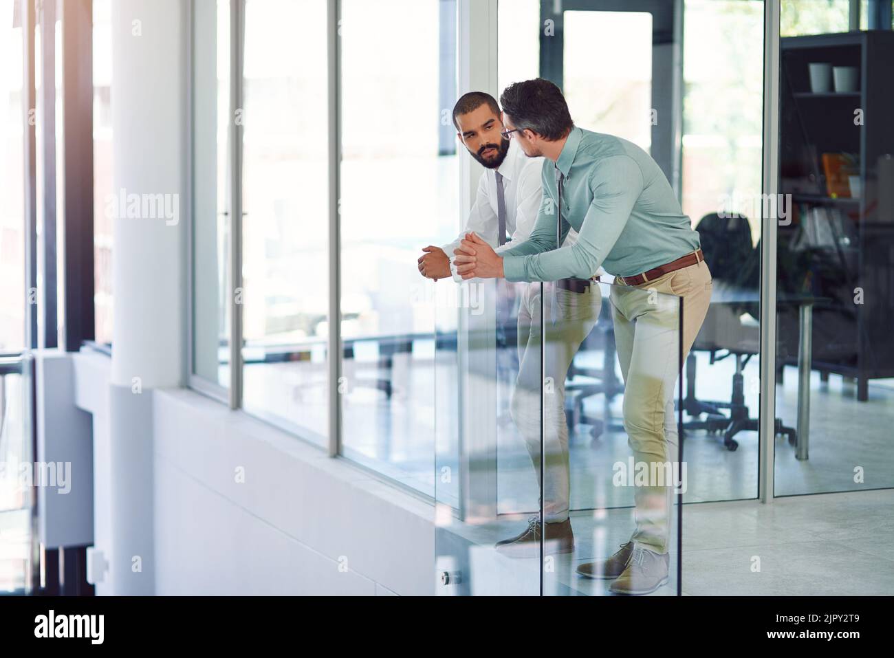 Office discussions hi-res stock photography and images - Alamy