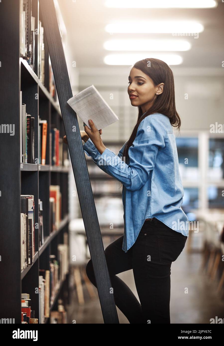 Woman ladder library hi-res stock photography and images - Alamy