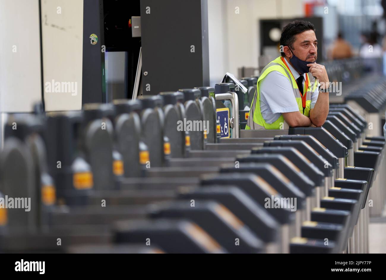 London tube station ticket gates hi-res stock photography and images ...