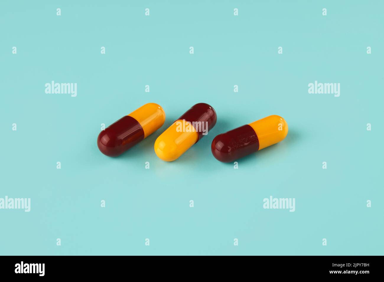 Yellow medical capsules hi-res stock photography and images - Alamy