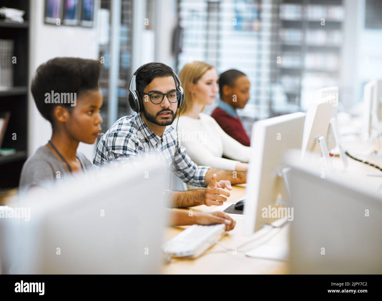 Doing research on computers hi-res stock photography and images - Alamy