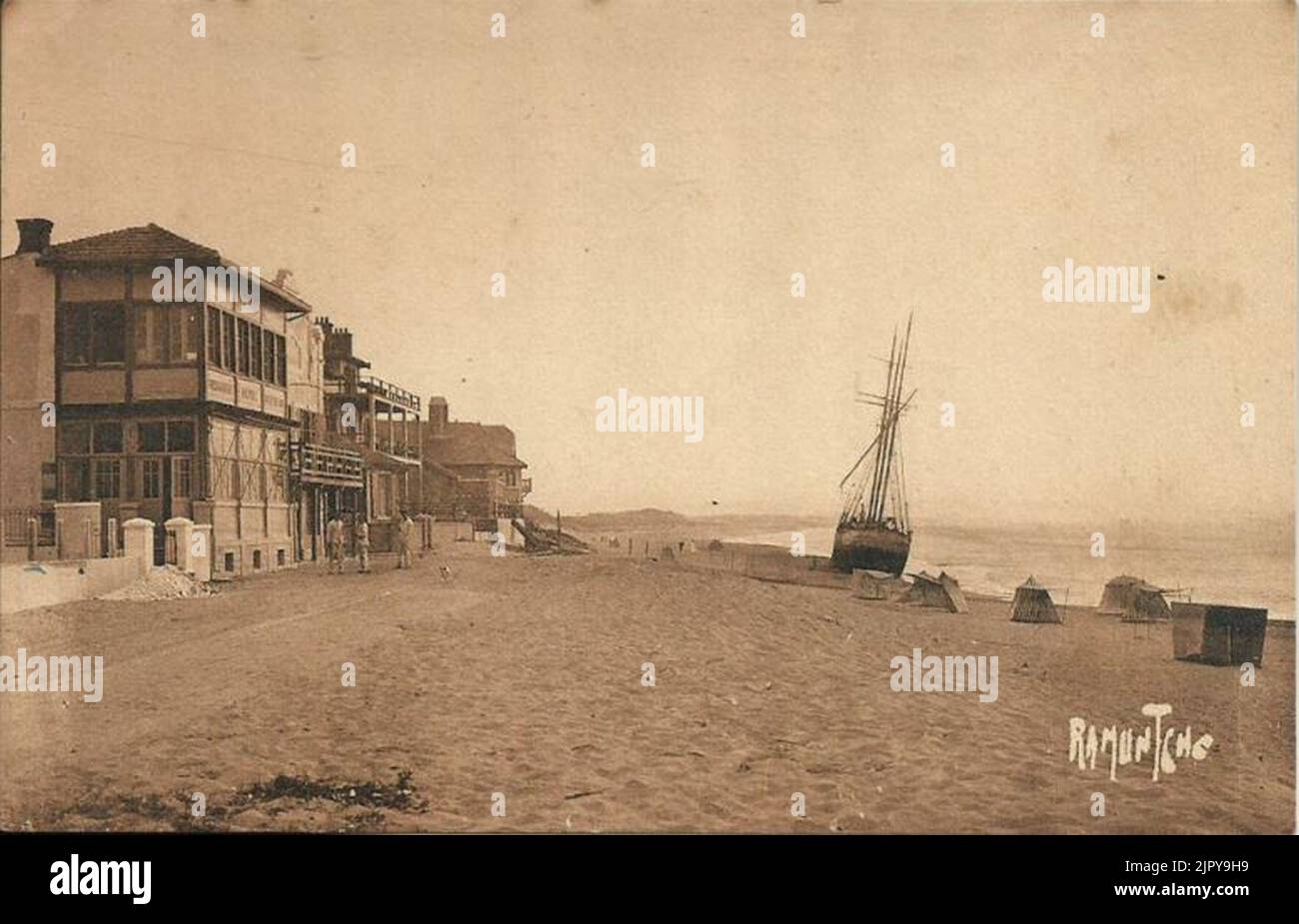 Thonier échoué sur la plage de Capbreton Stock Photo - Alamy