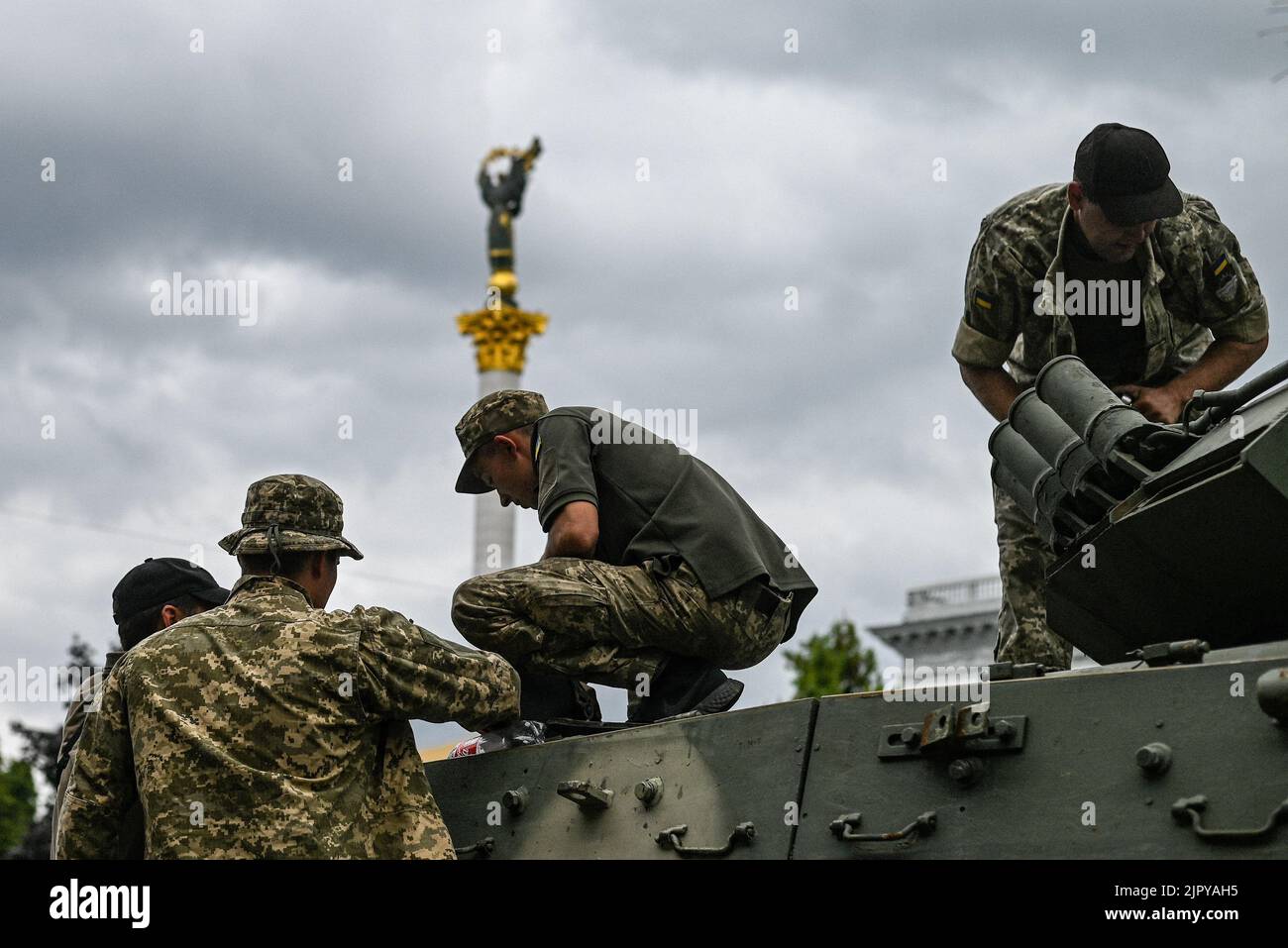 Kyiv, Ukraine. 20th Aug, 2022. Ukrainian soldiers remove the reactive ...