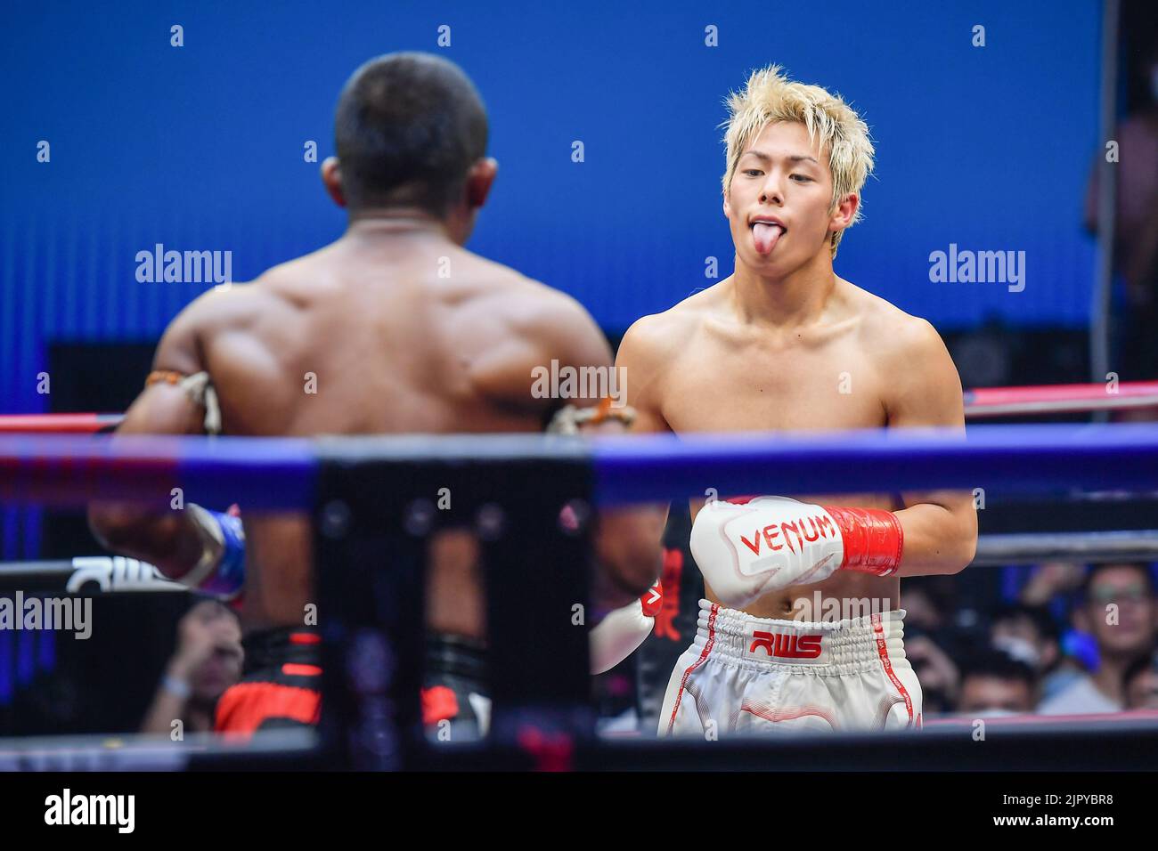 Bangkok, Thailand. 19th Aug, 2022. Kota Miura (R) of Japan Buakaw ...