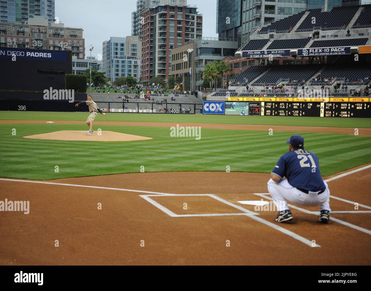 Throwing out the first pitch hi-res stock photography and images - Alamy