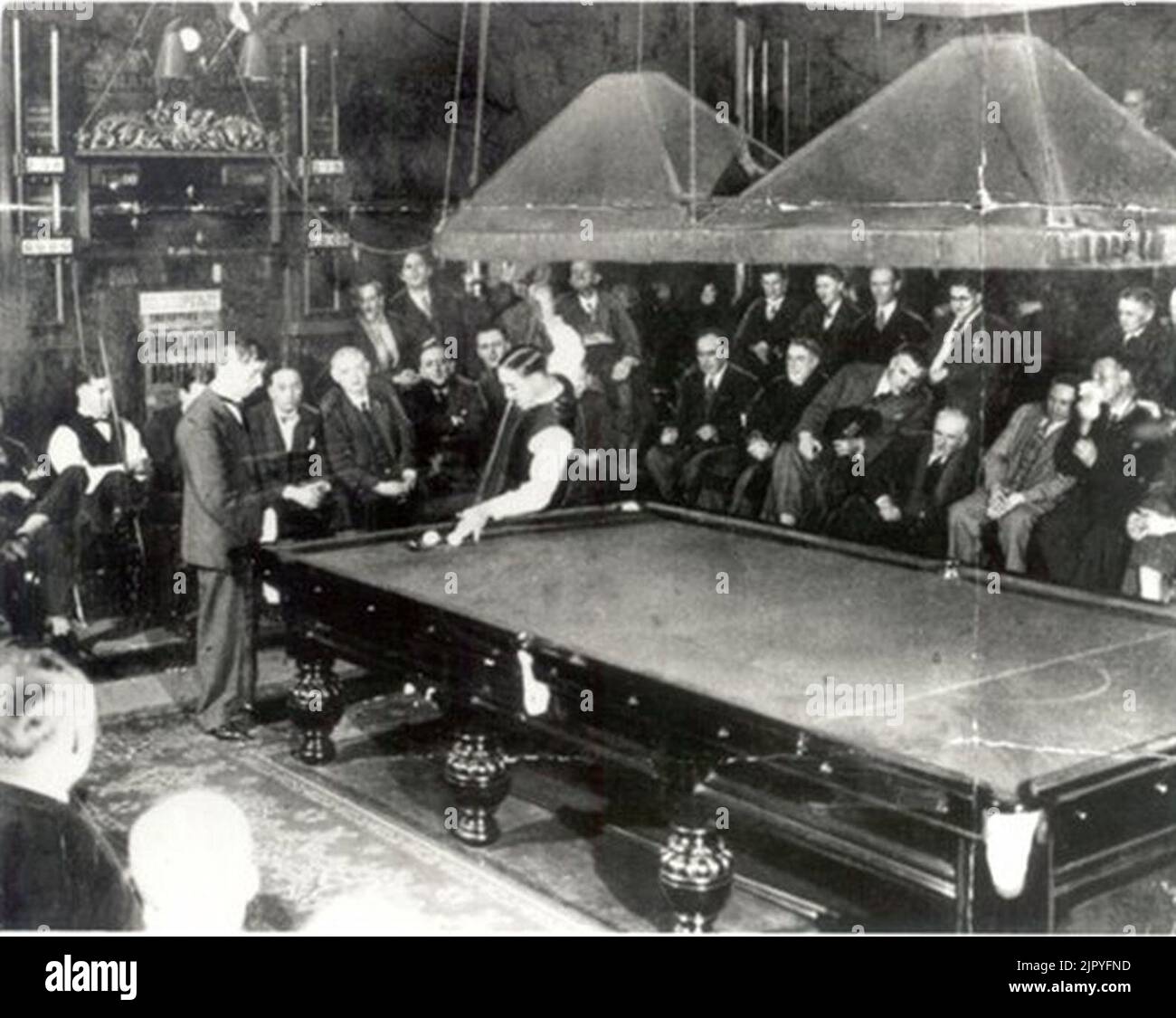 Thurston Billiards-Matchhall Walter Lindrum vs. Tom Newman Stock Photo ...