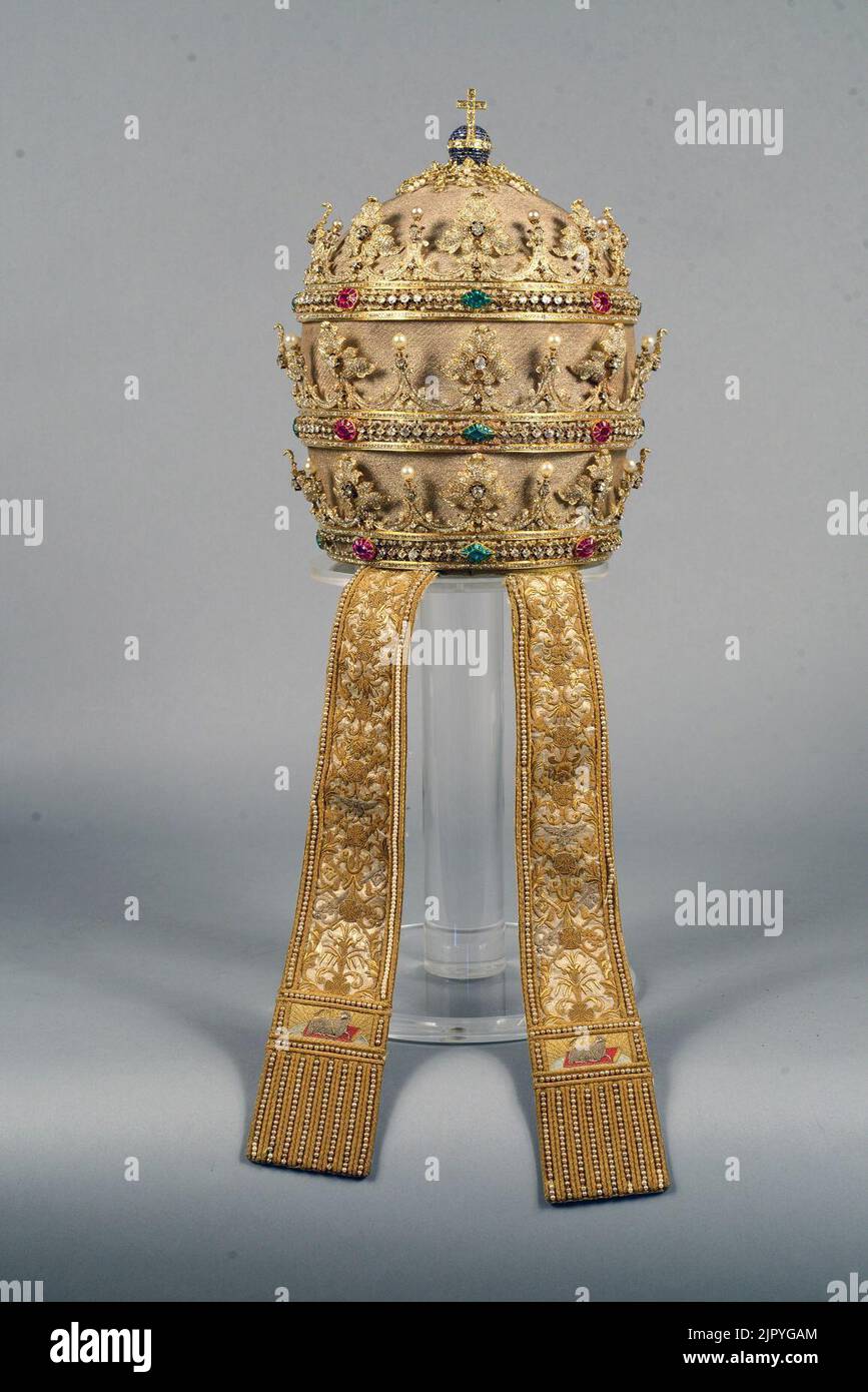 Pius ix tiara hi-res stock photography and images - Alamy