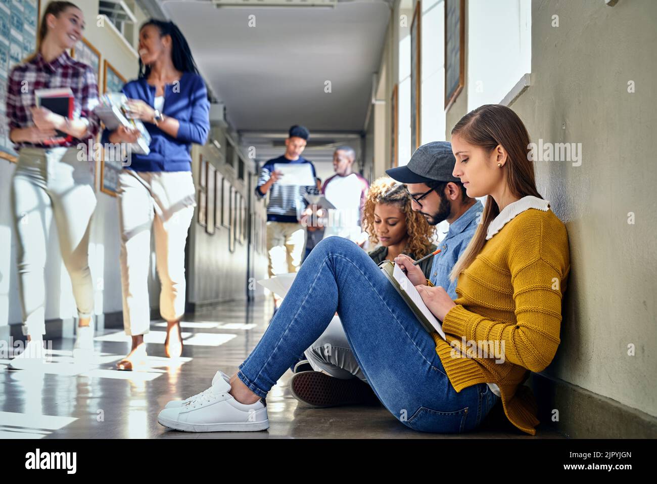 University corridor hi-res stock photography and images - Alamy