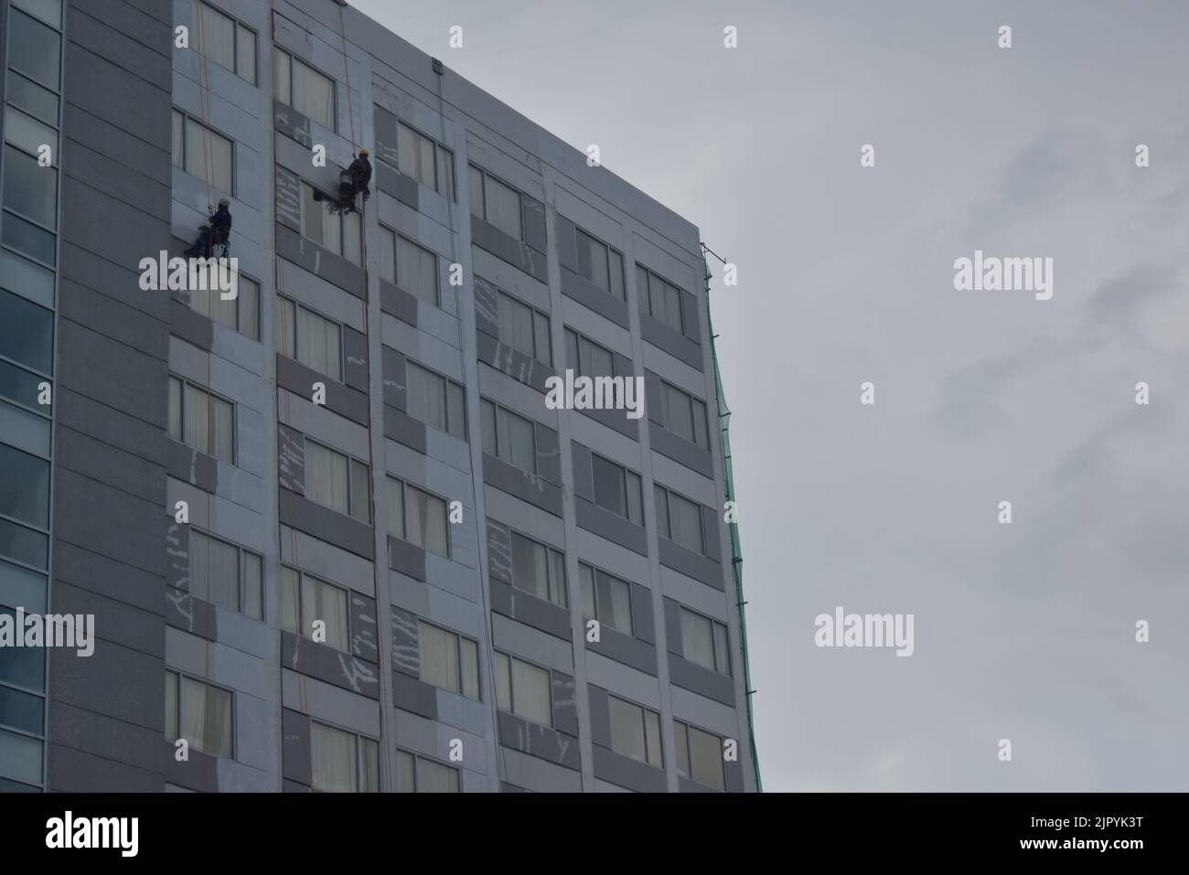 Professional skyscraper window cleaner hi-res stock photography and ...
