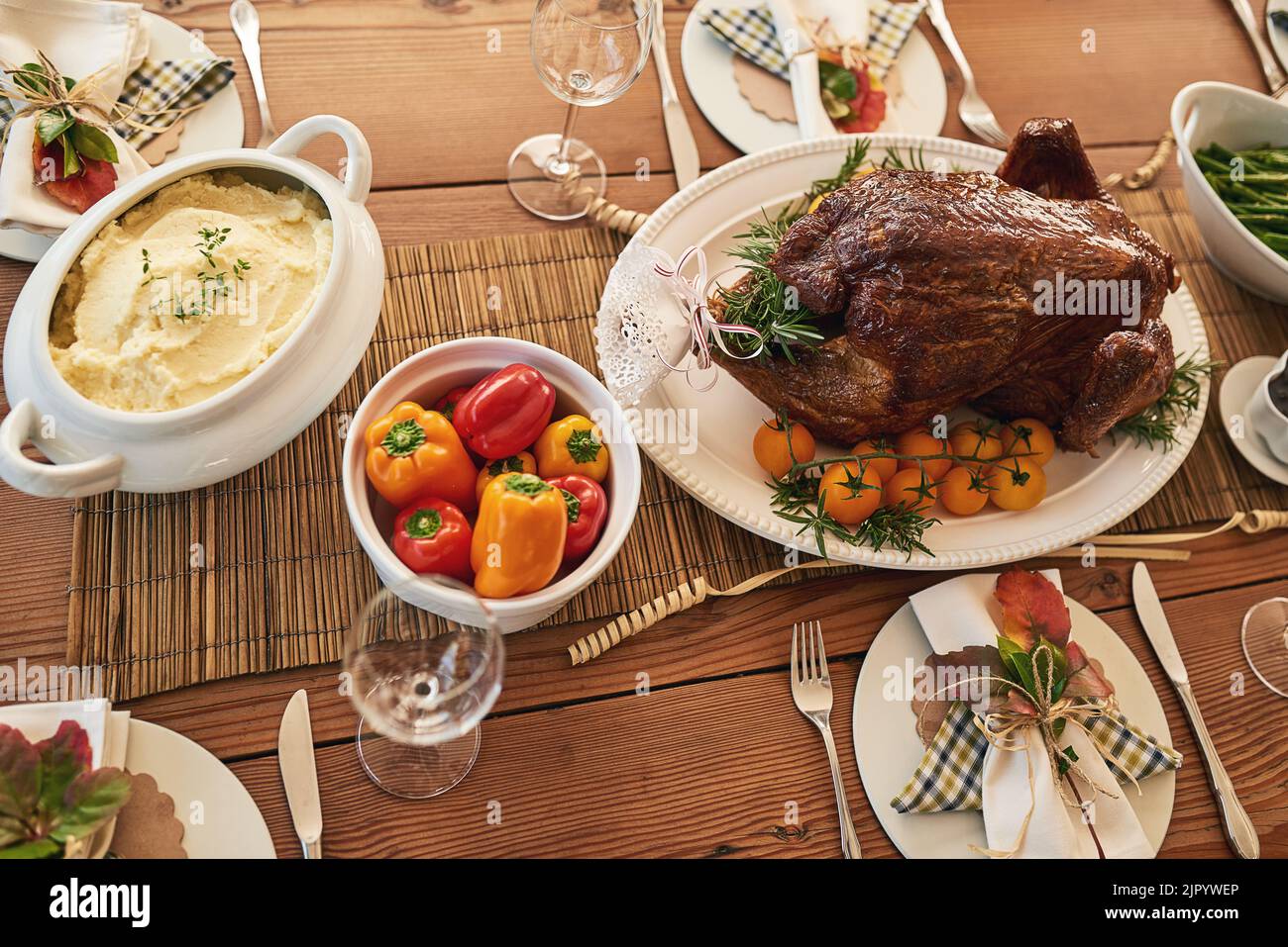 Empty dining table from above hi-res stock photography and images - Alamy