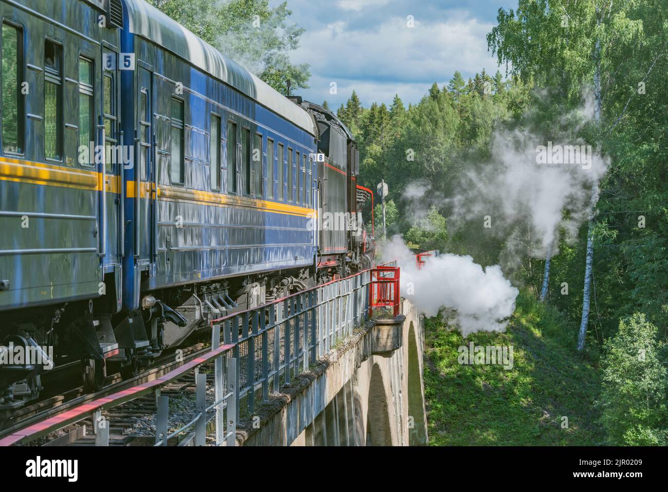 Retro steam train moves above the canyon Stock Photo - Alamy