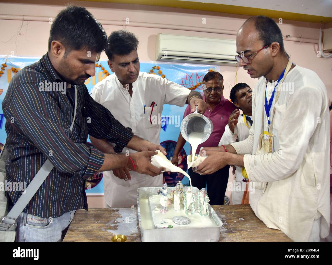 Bikaner, Rajasthan, India. 19th Aug, 2022. ISKCON Priest and Devotees ...