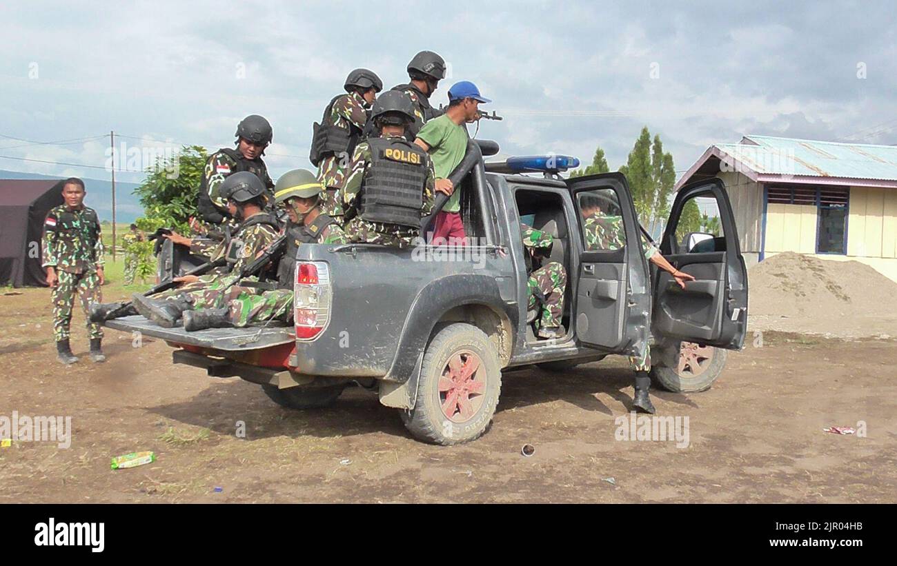 TNI dan Brimob dalam Operasi Tinombala Stock Photo - Alamy