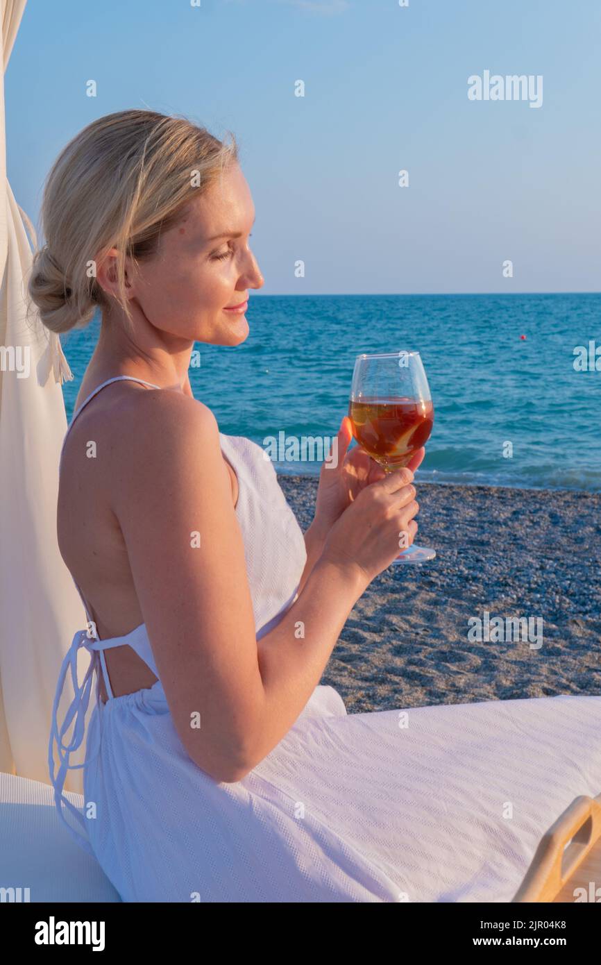 Drinks tray wine rest sea restaurant two copyspace summer sunny ...