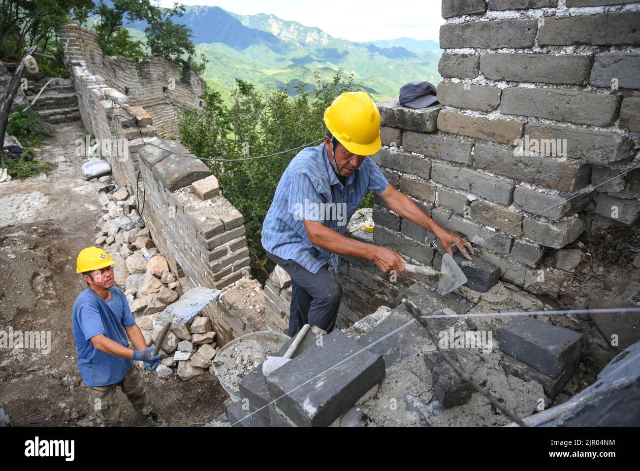 (220821) -- BEIJING, Aug. 21, 2022 (Xinhua) -- Workers lay bricks at ...