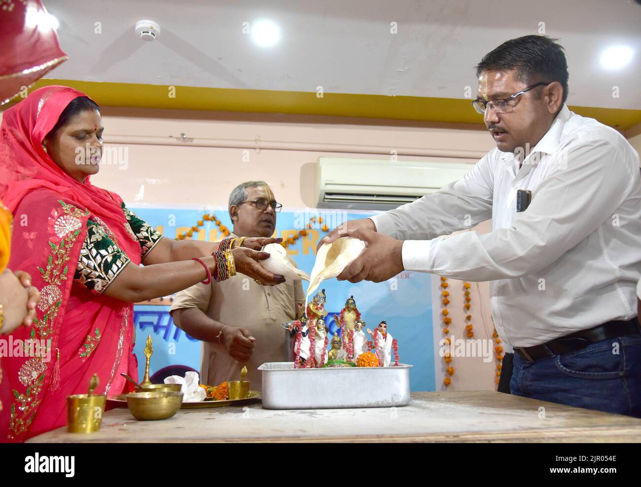 Bikaner, Rajasthan, India. 19th Aug, 2022. ISKCON Priest and Devotees ...