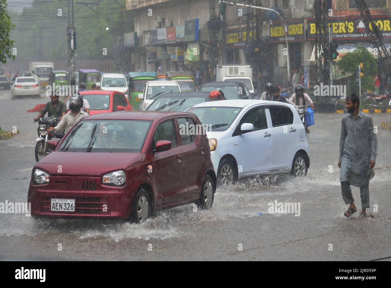 Lahore, Punjab, Pakistan. 20th Aug, 2022. Pakistani people on their way during heavy monsoon ...